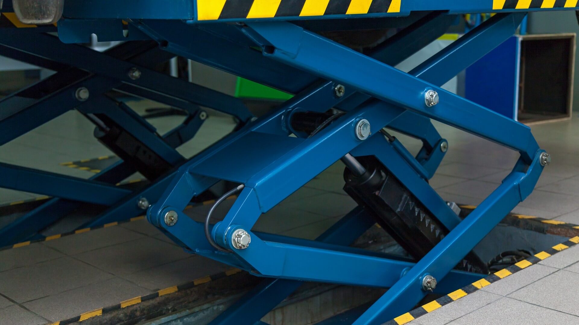 The Role of Plain Bearings in the Scissor Lifts Industry